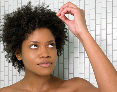 Prendre soin de ses cheveux crépus : shampoings et soins